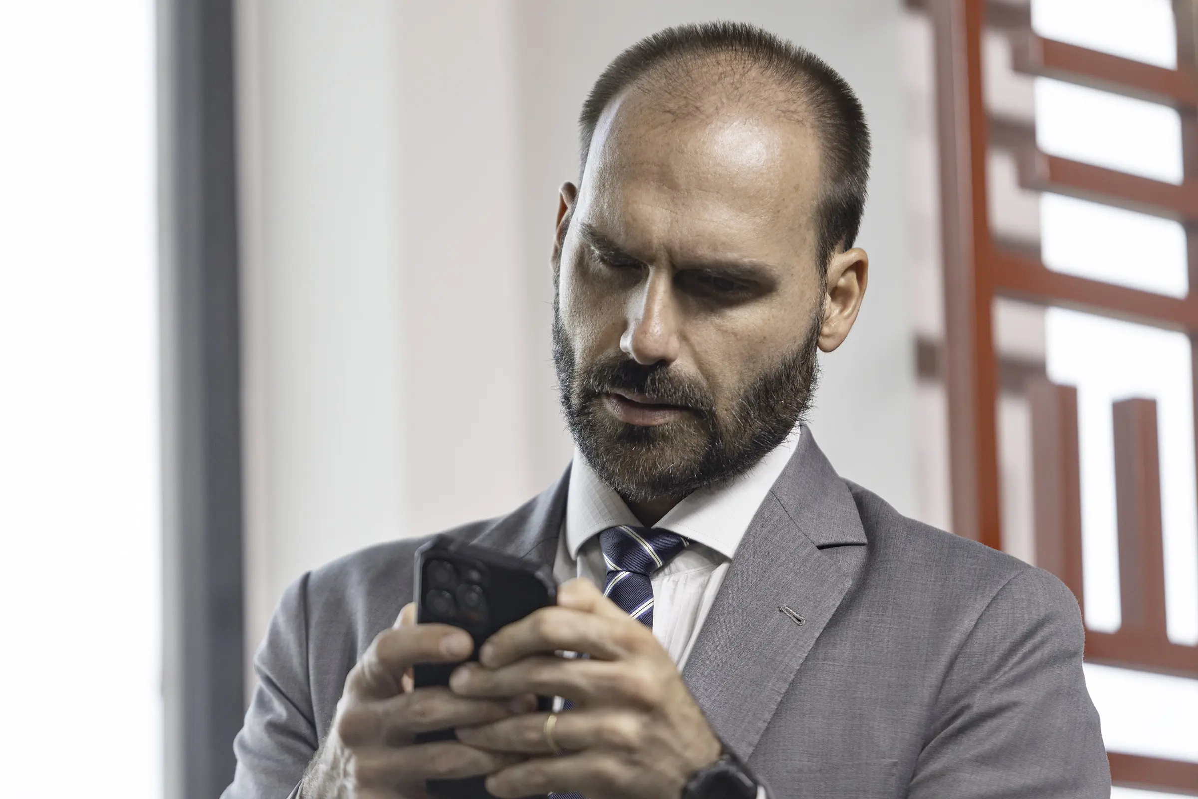 Eduardo Bolsonaro pierde su mandato por ausencias prolongadas mientras ...