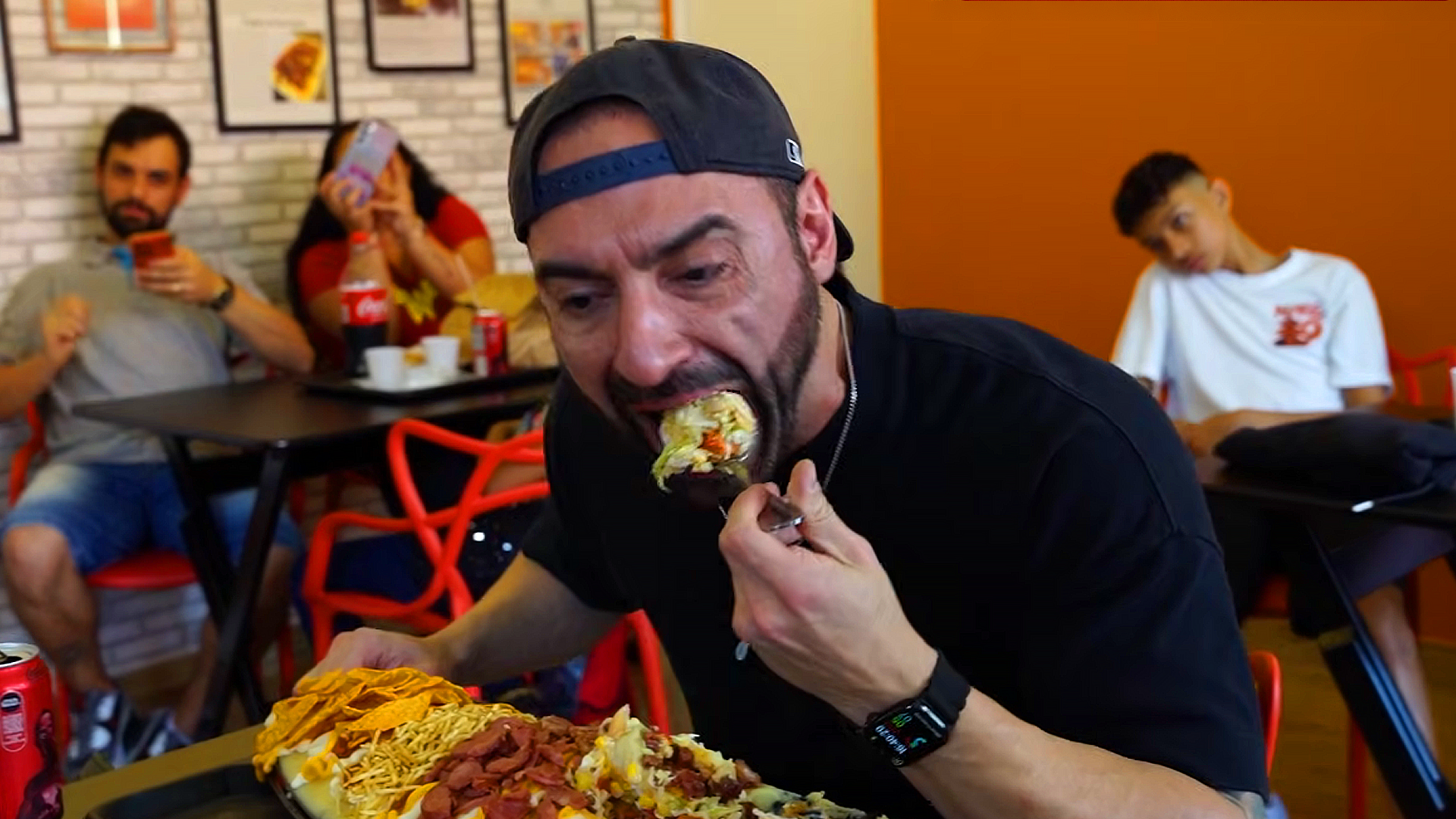 The ultimate hot dog challenge: 3 kg!