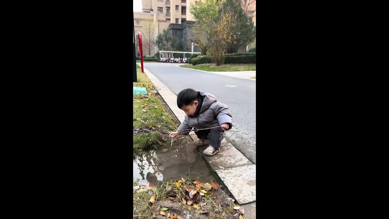Little boy slips into puddle while playing in Shandong, China