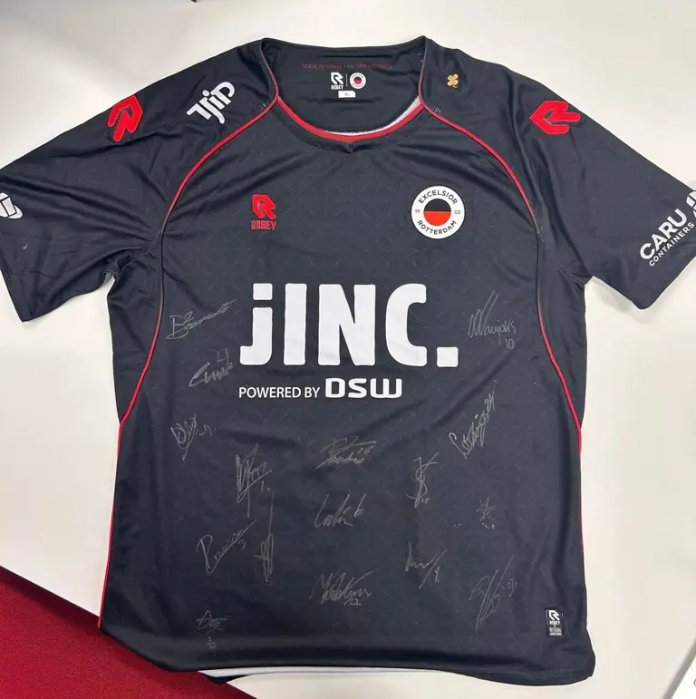 VP en de Eredivisie voor Serious Request: bied mee op unieke shirts!