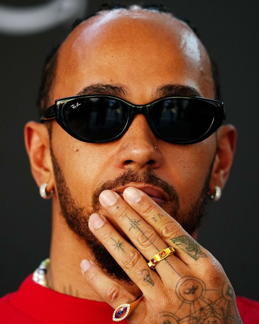 Hamilton shows class as F1 icon hands out special Christmas gifts to ...