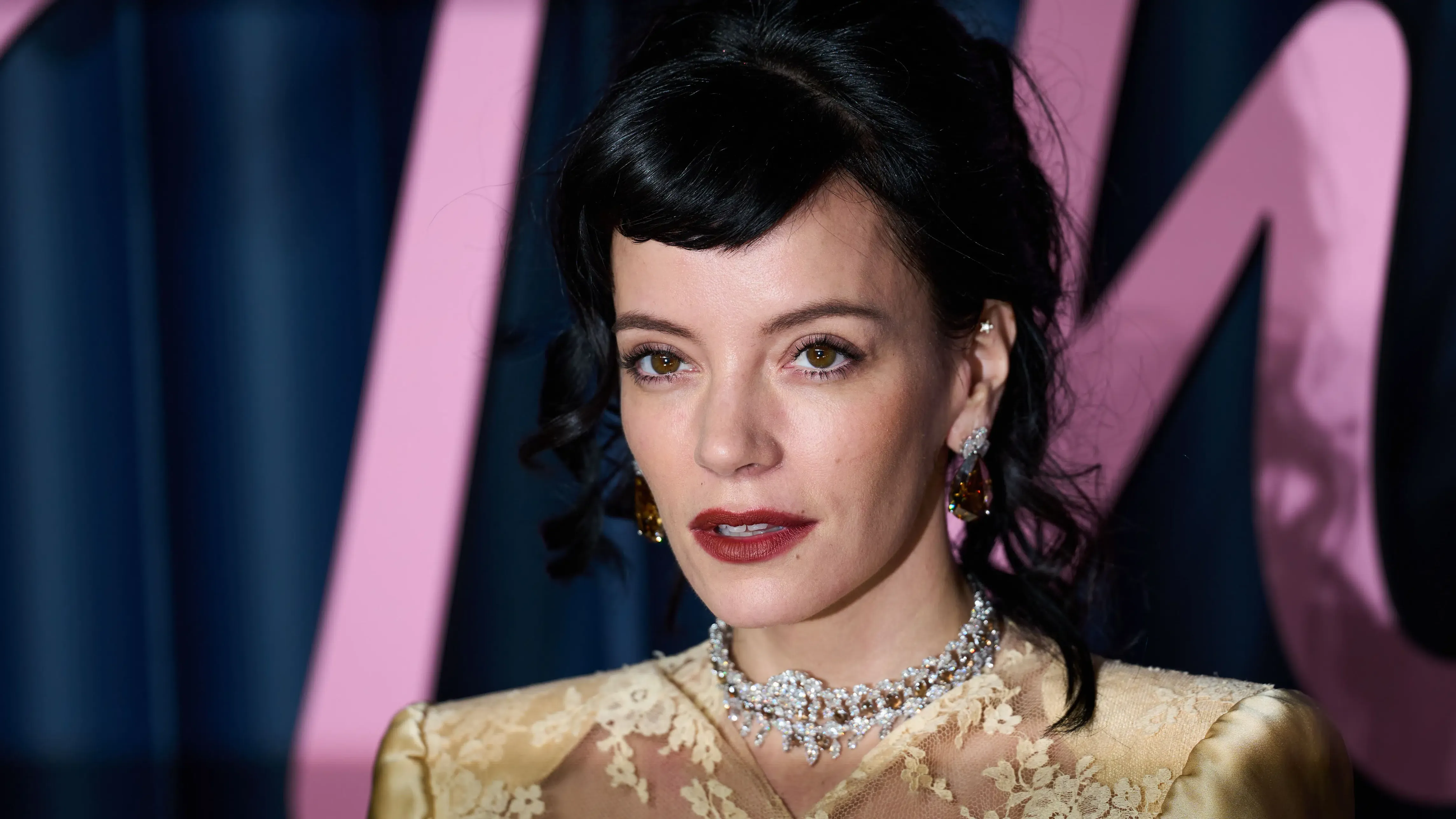 Lily Allen fik hele verden til at snakke om hendes eksmand - nu kysser ...
