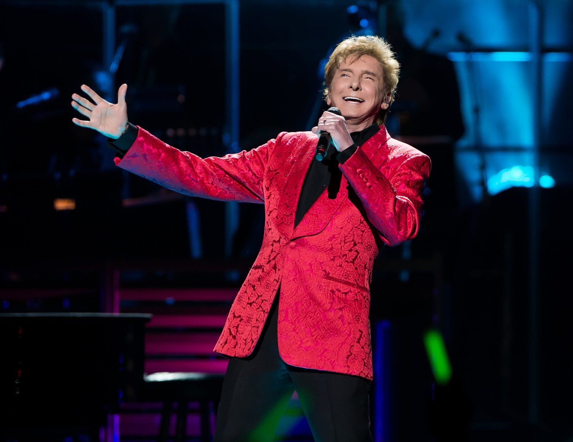 Barry Manilow reveals lung cancer diagnosis