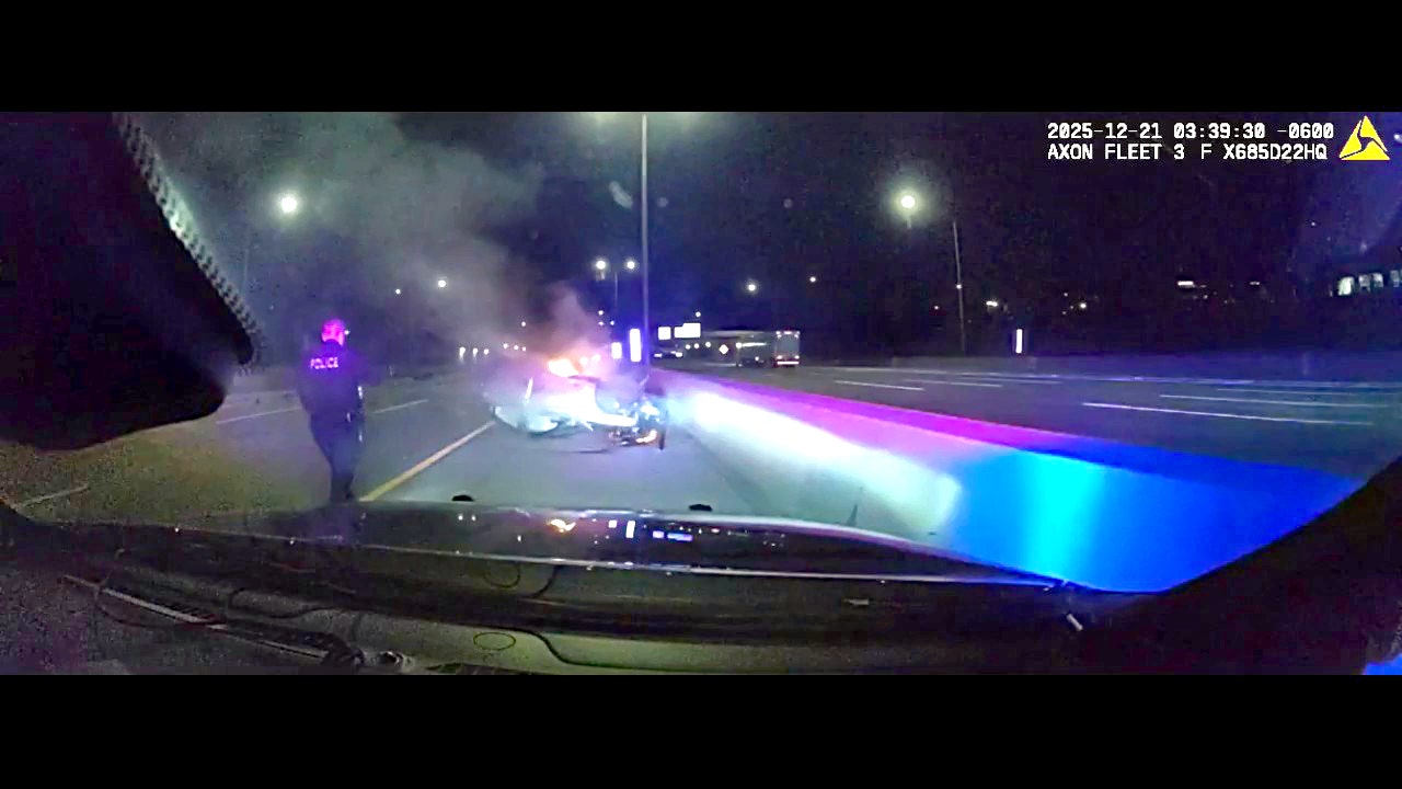 Illinois officers crawl under burning car to save trapped driver in ...