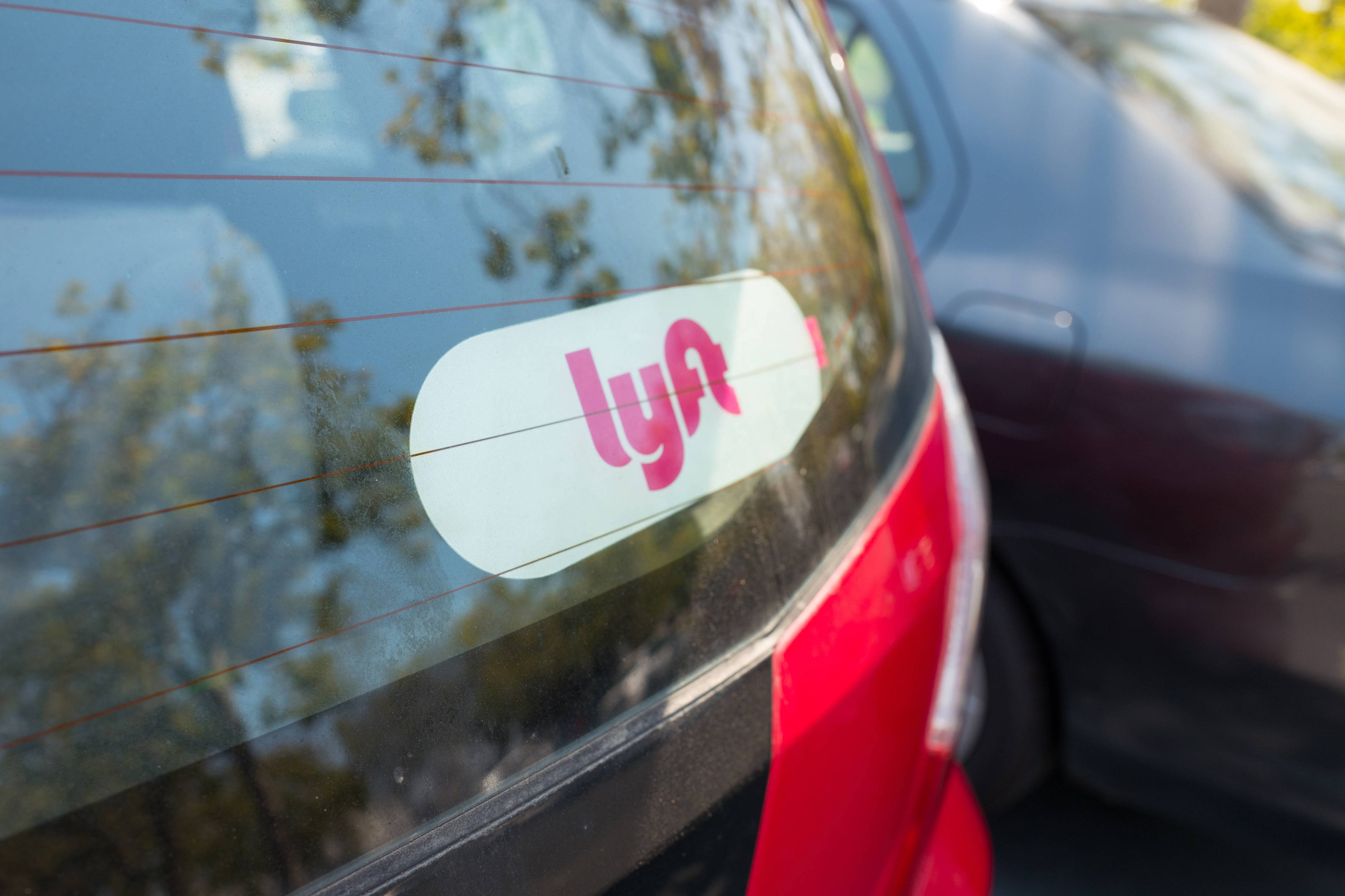Lyft driver reportedly kicks passengers out mid-ride on a highway after ...