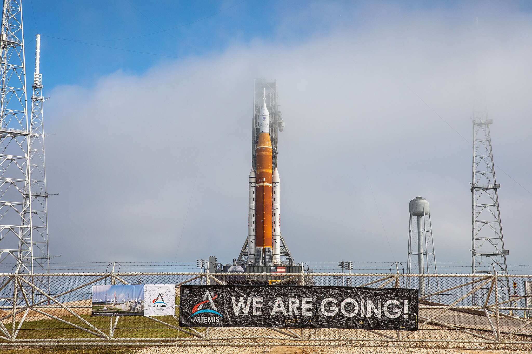 Trump orders return to the moon by 2028