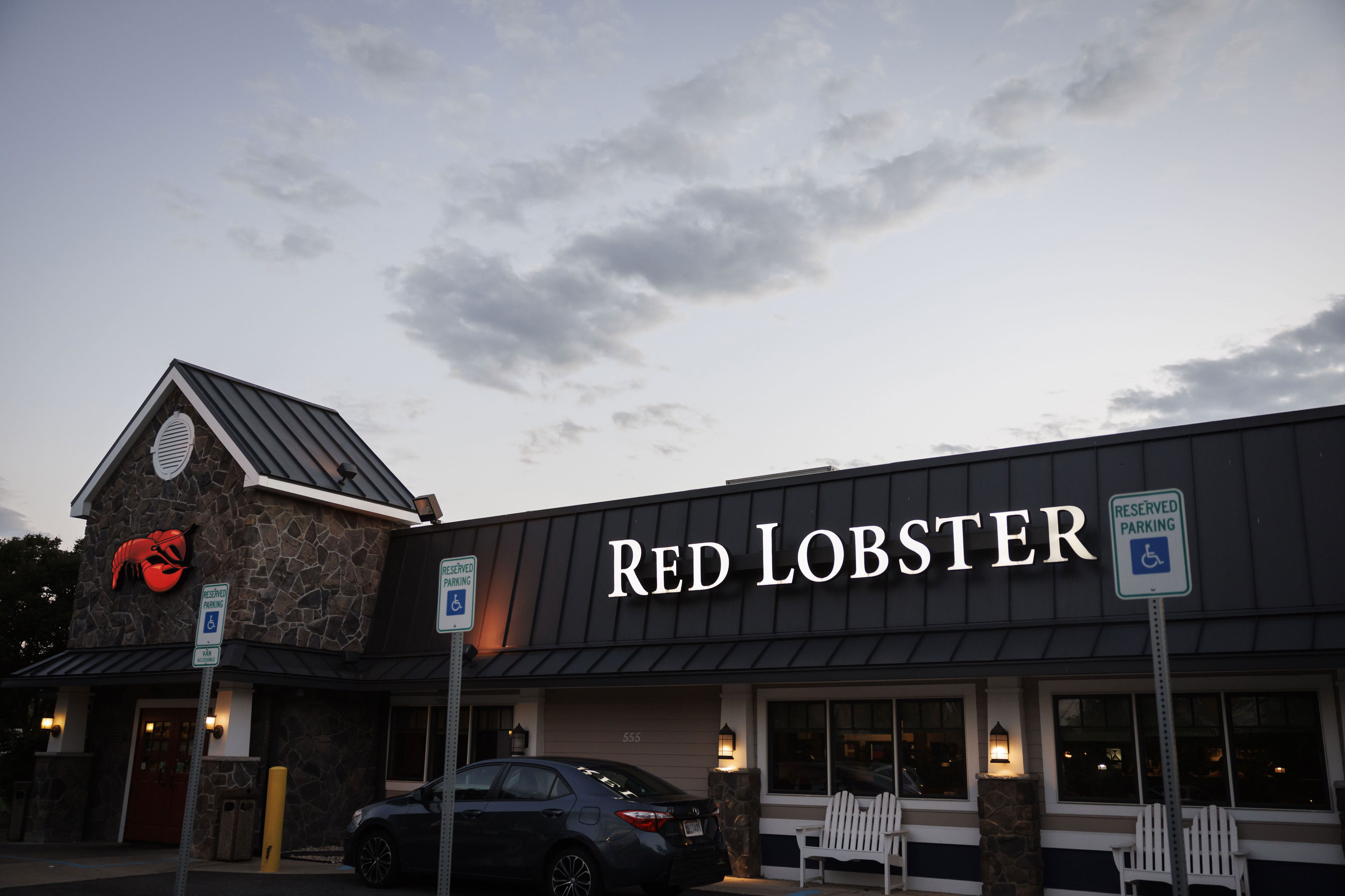 Red Lobster cuts executives as high rents drag on turnaround