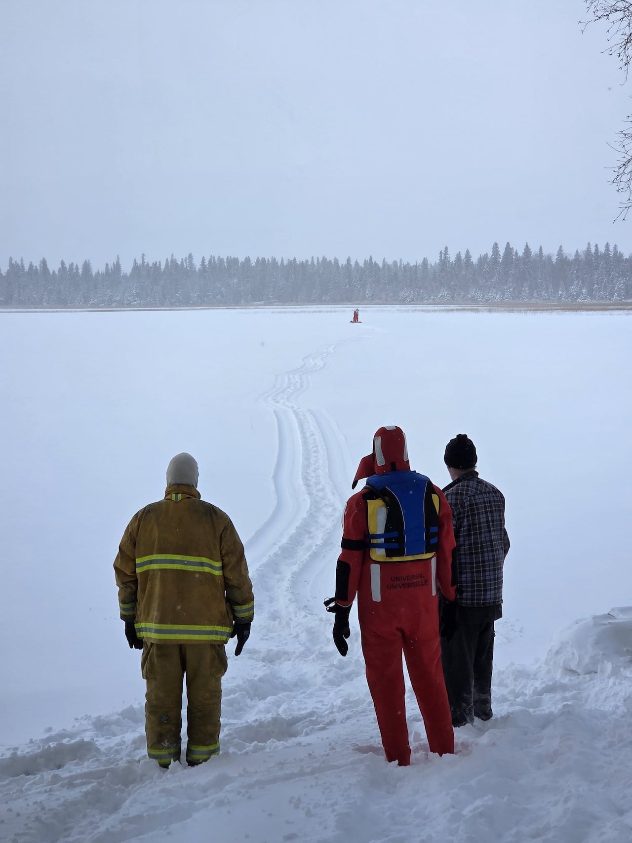 Cross-country skier who fell through ice rescued on Emma Lake, Sask.