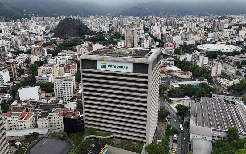 Brazil union set to accept Petrobras labor offer, end strike