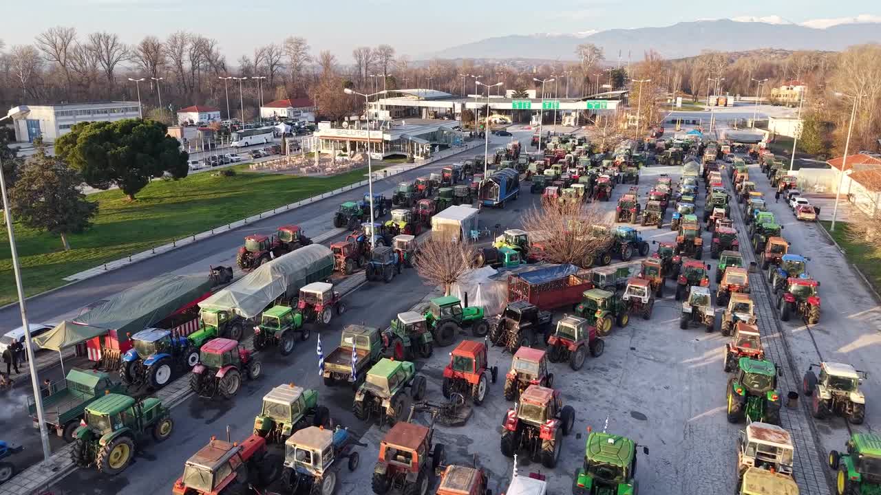 Greece Farmers Protest : Greek farmers block with their tractors ...