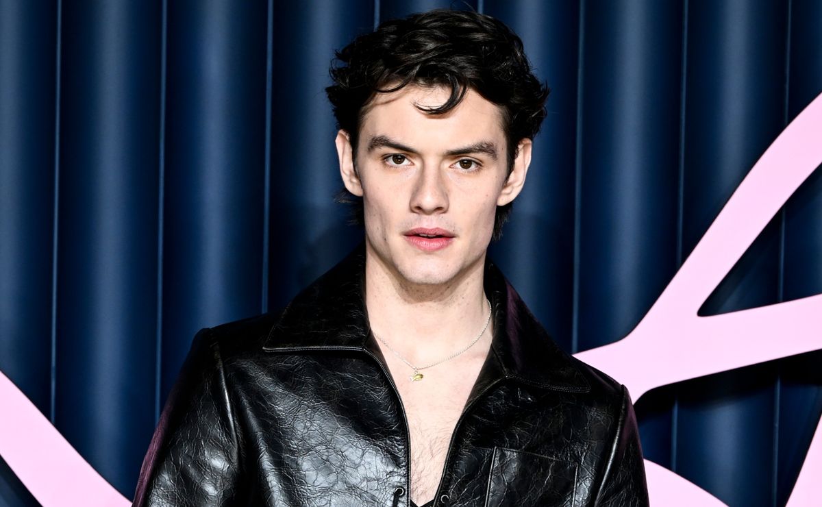 Louis Partridge’s relationships through the spotlight: All about his ...