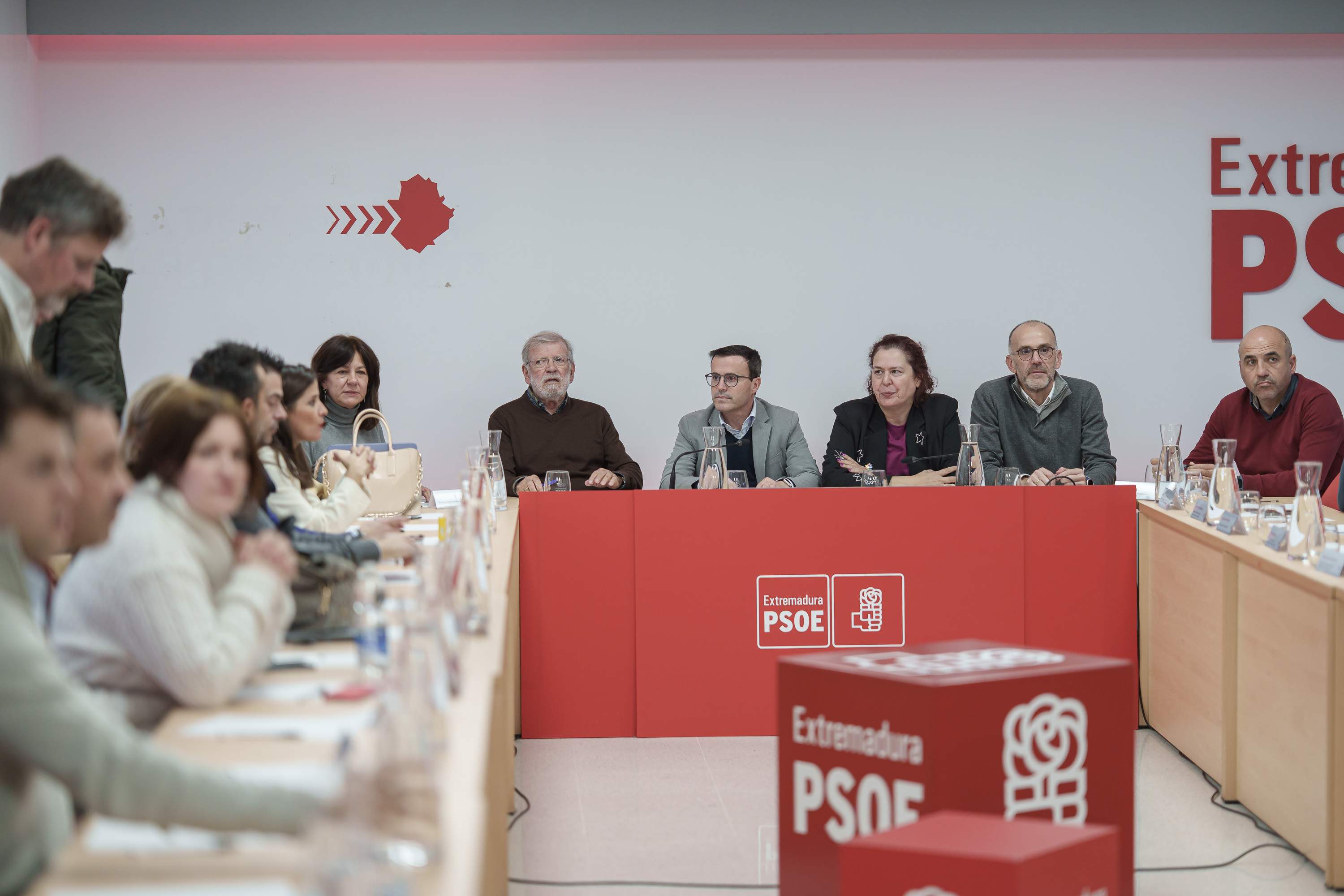 El líder del PSOE de Extremadura dimite tras la debacle pero mantiene ...