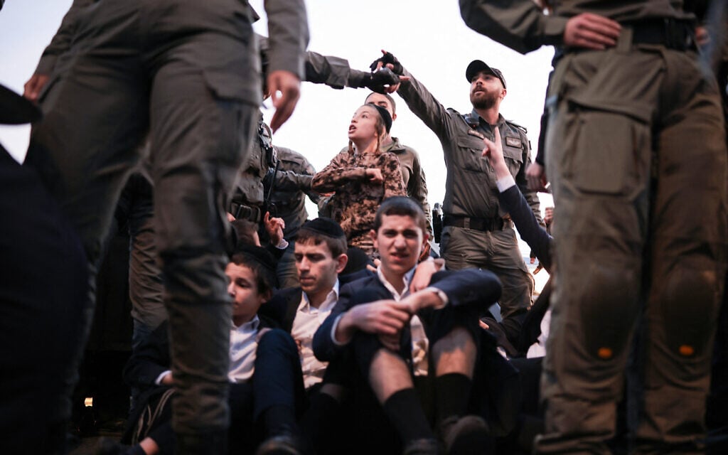 Haredim block traffic on Route 4 in protest of arrests of draft-dodgers