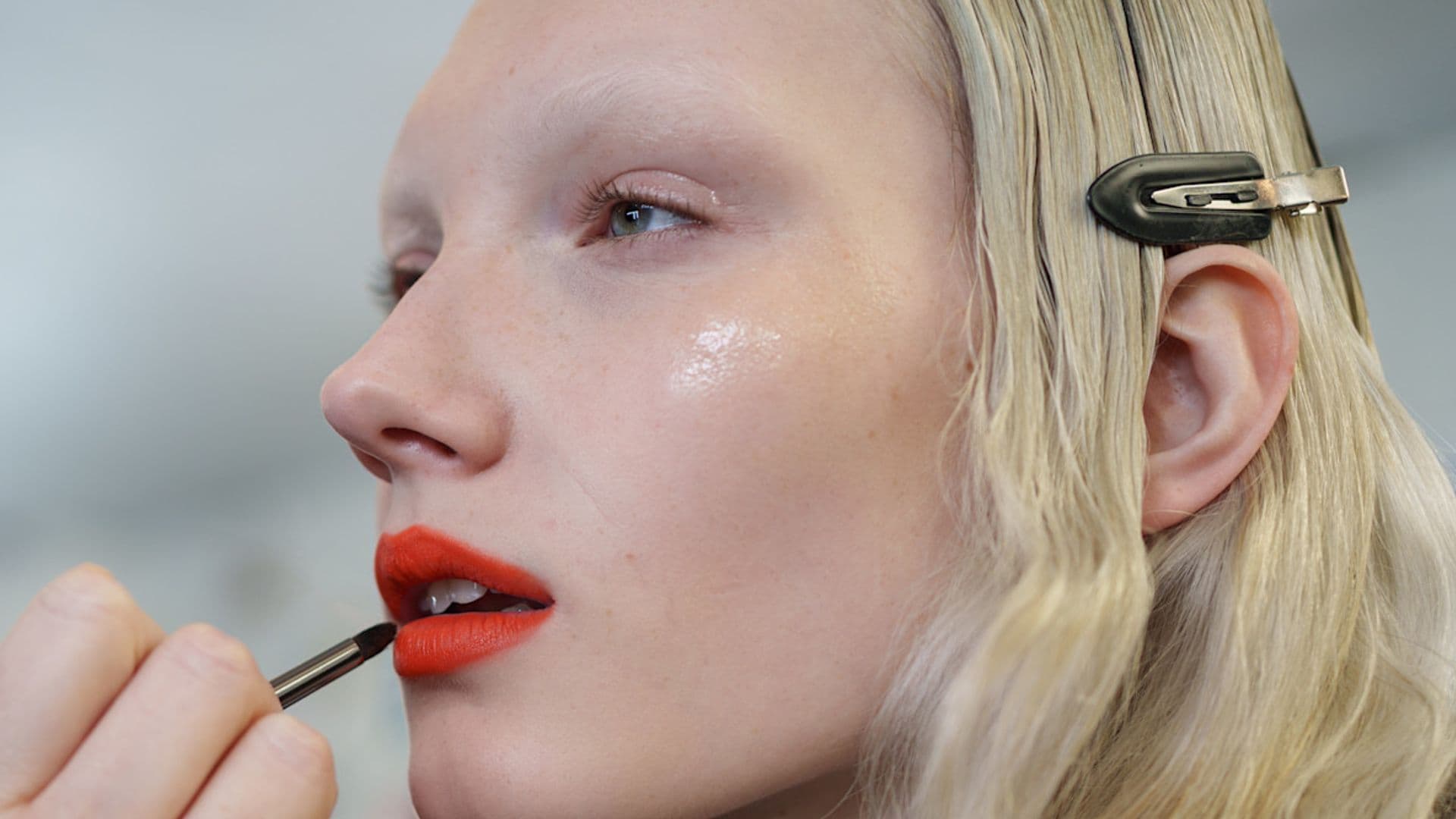 Adiós al 'clean look': Los colores están por dominar el maquillaje en 2026