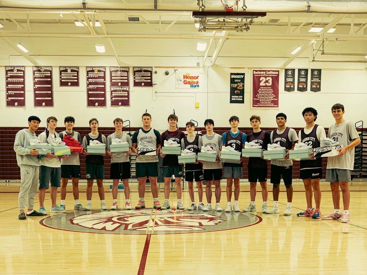 New York Knicks guard surprises basketball team with sneakers