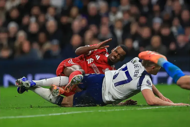 Jamie Carragher defends Micky van de Ven tackle on Alexander Isak