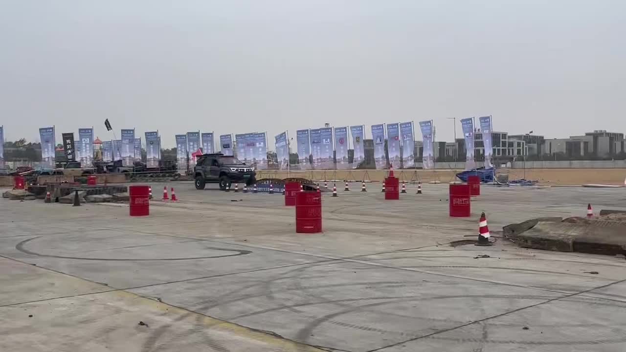 Off-road car flips after hitting ramp during city racing event in Hubei ...
