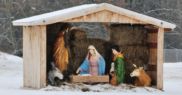 Townspeople defy mayor, refuse to remove nativity scene despite her orders