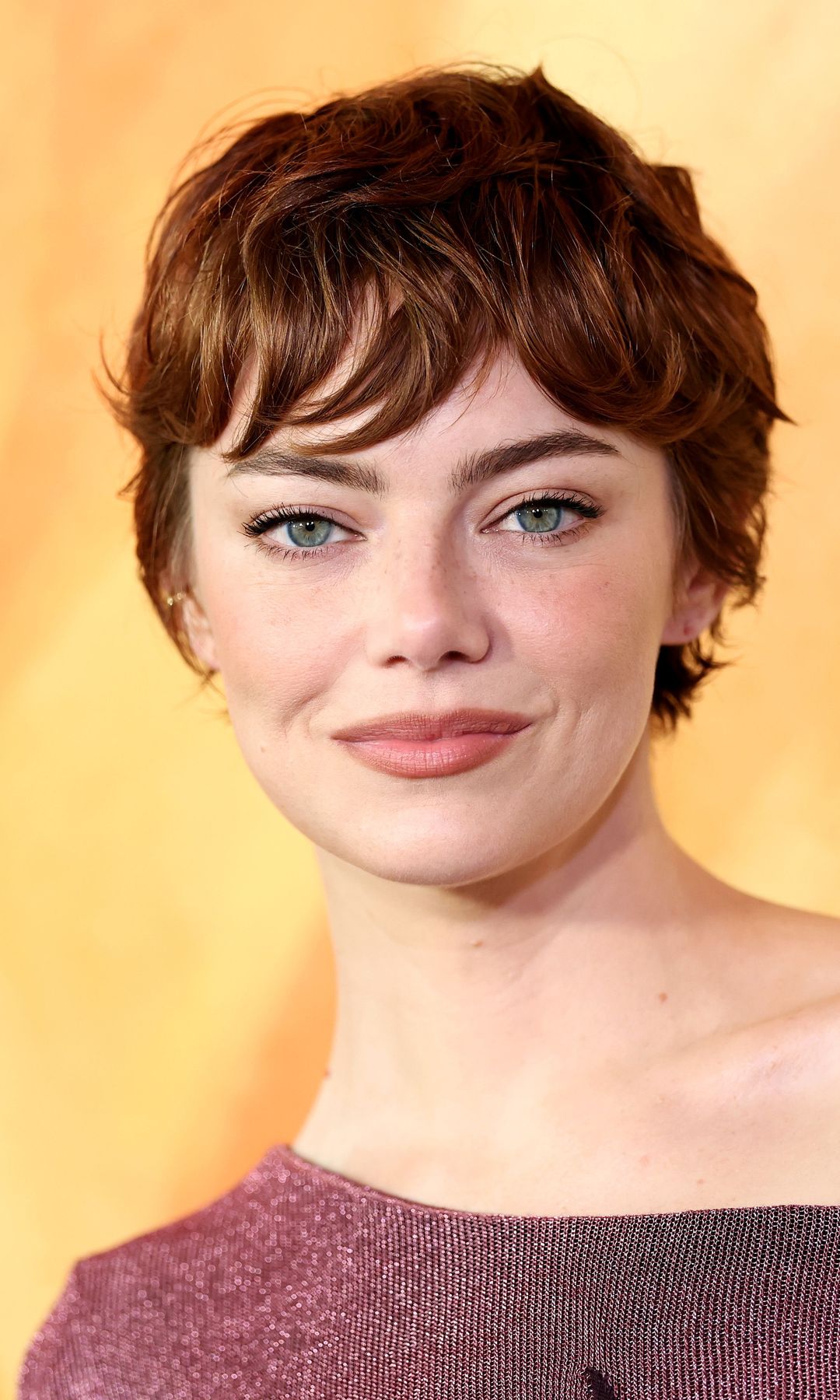 9 flattering haircuts for wavy hair, according to stylists