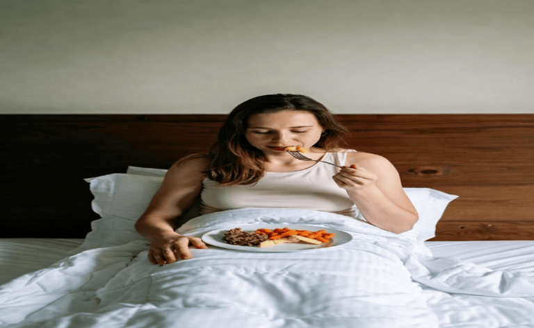 How late-night eating affects your sleep and health, according to experts