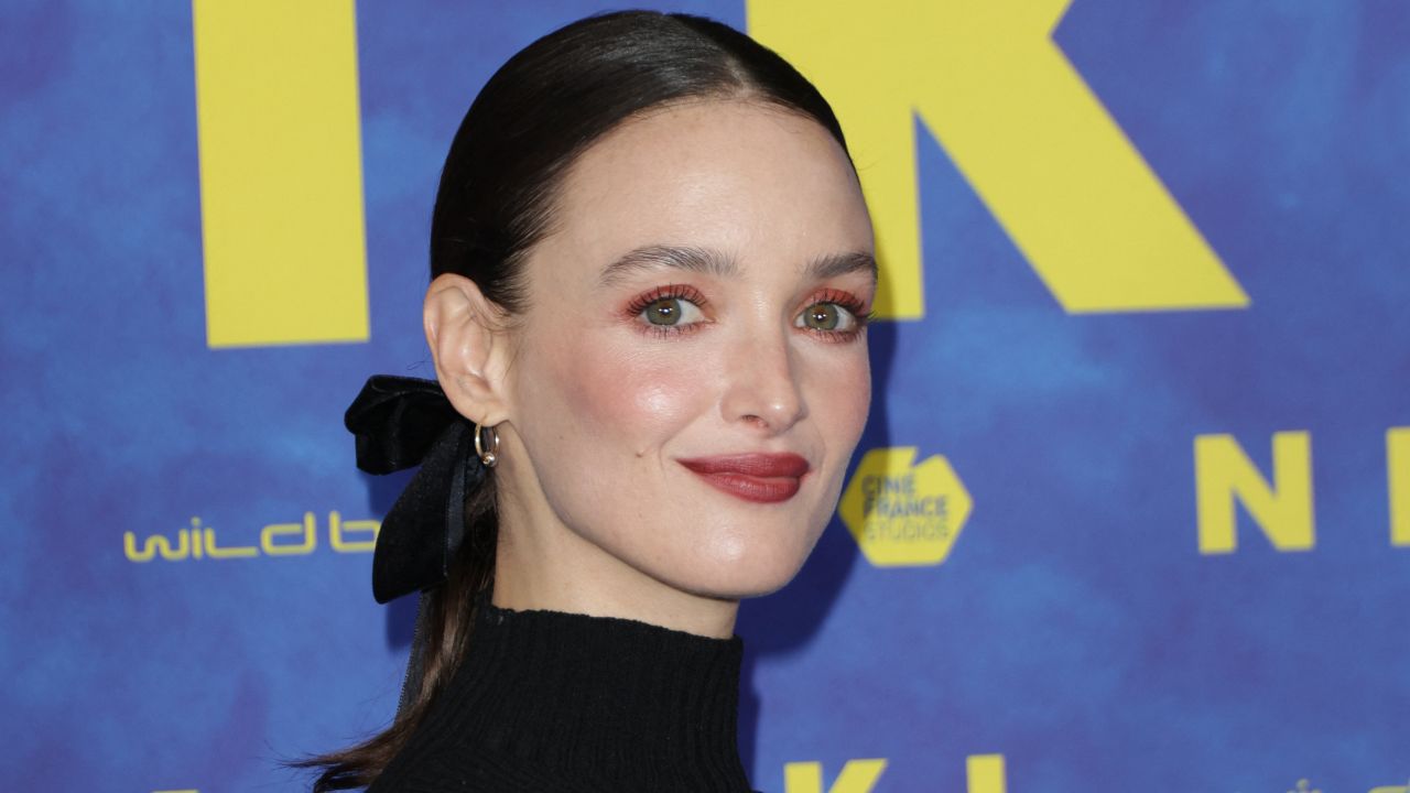 3 ans après le succès de son premier film, Charlotte Le Bon revient ...