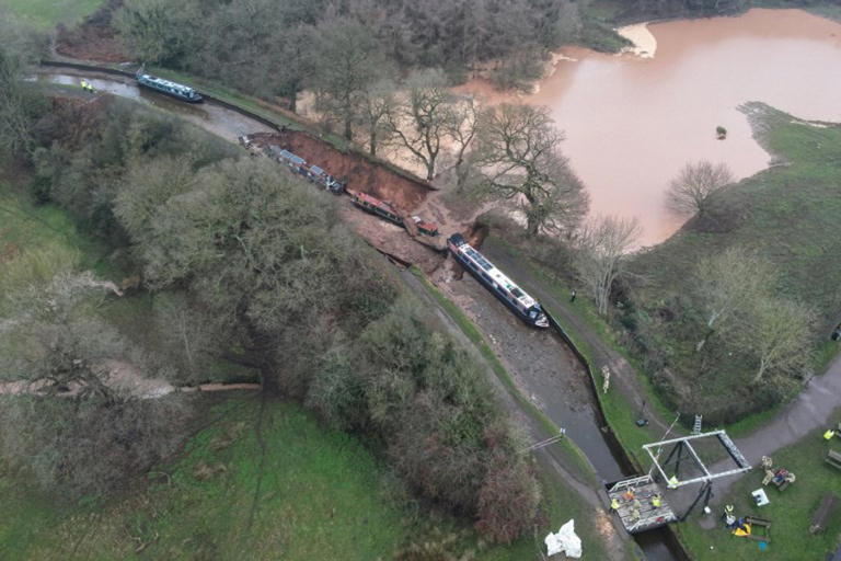 Dijkbreuk zet kanaal droog in VK, boten staan vast op de bodem