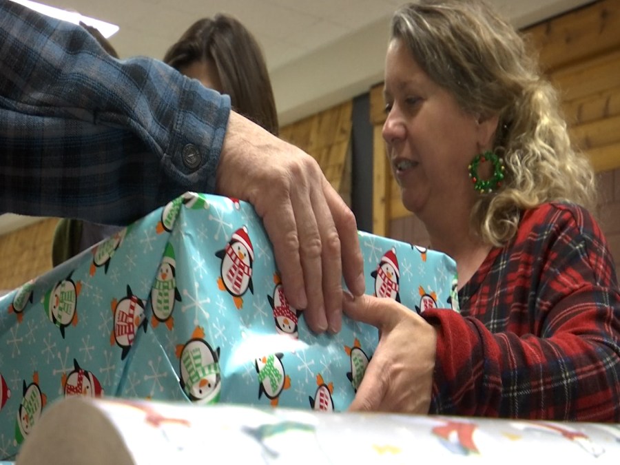 Bismarck Optimist Club offers gift wrapping for shoppers