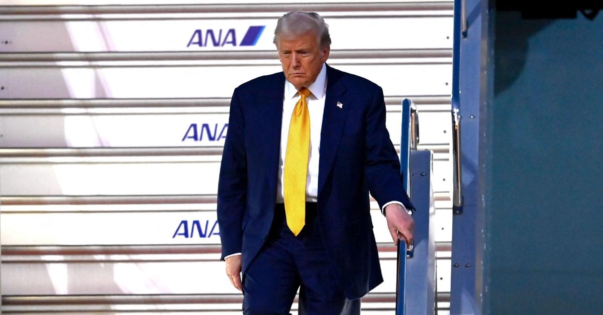 Donald Trump fuels health concerns as he smacks his leg 3 times and ...