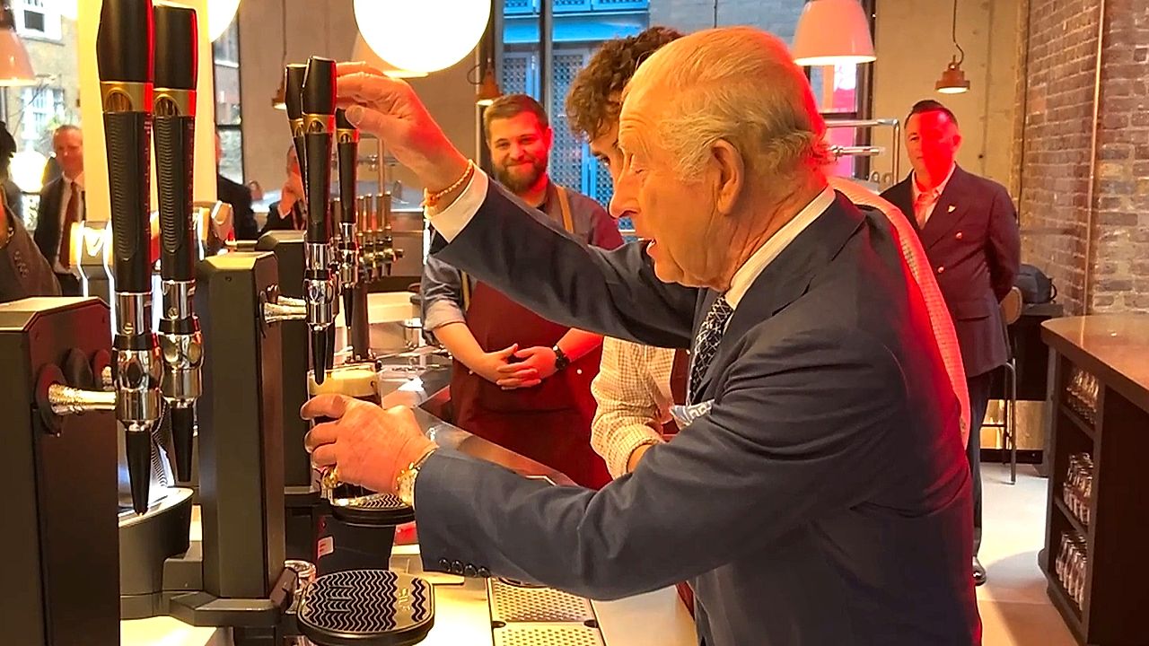 Rei Charles serve uma cerveja perfeita em inauguração de nova ...