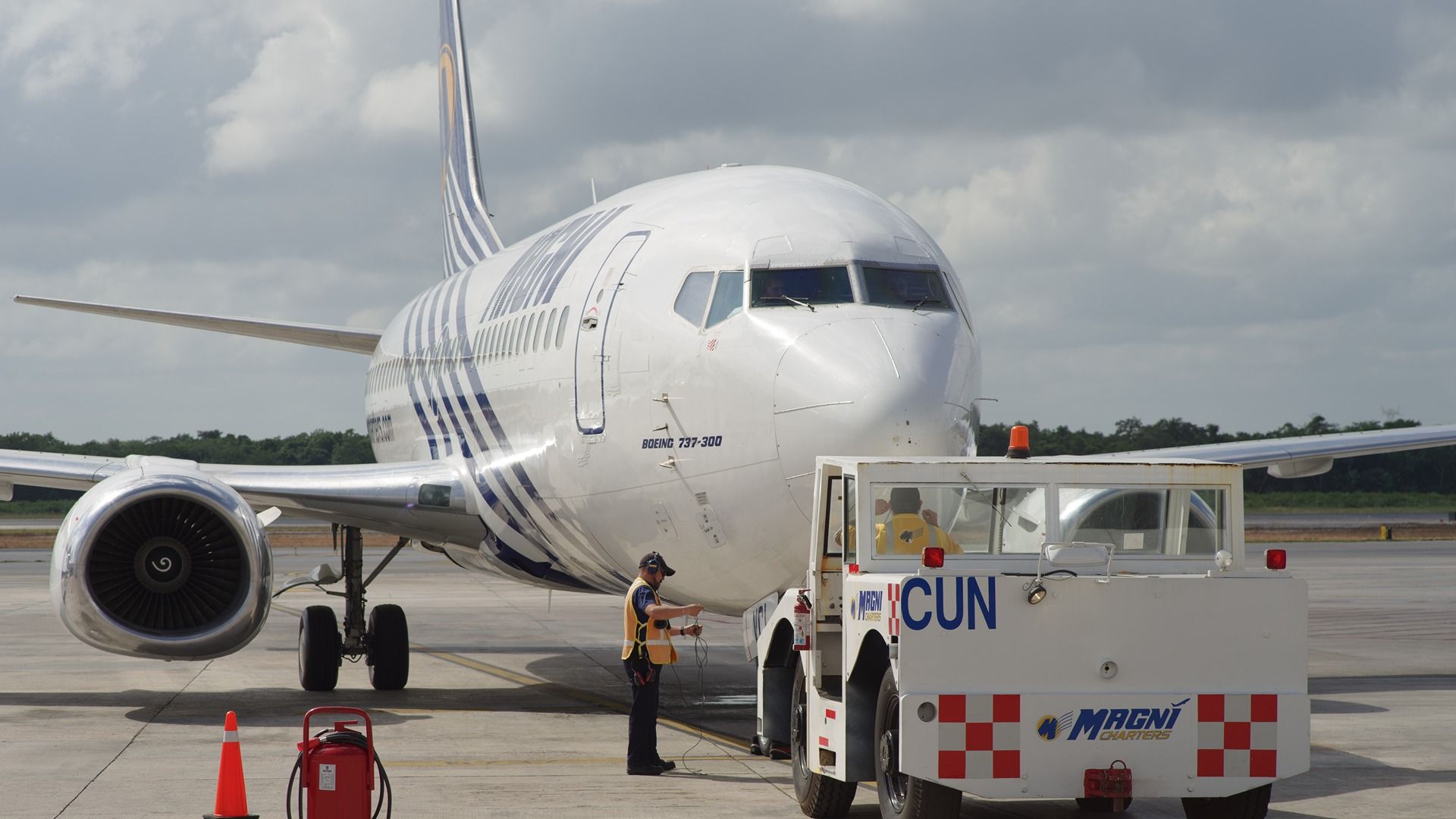 Cockpit standoff: Boeing 737 captain triggers hijacking response over ...