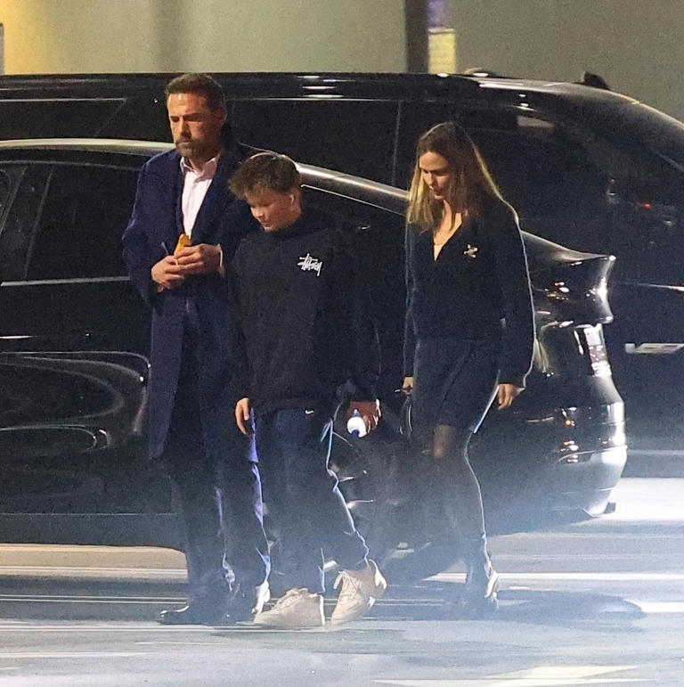 Exes Jennifer Lopez and Ben Affleck reunite for holiday shopping trip ...