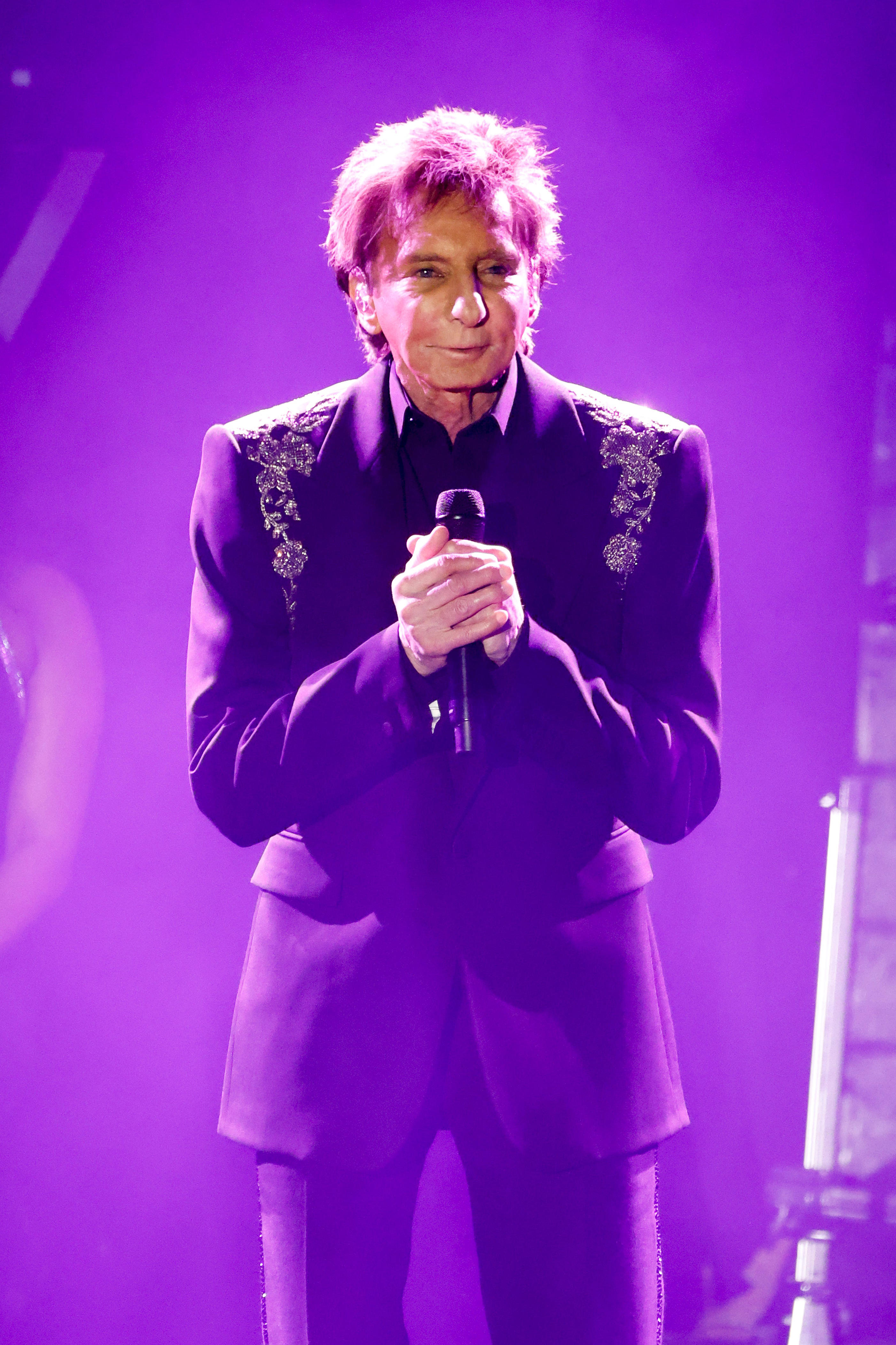 Barry Manilow reveals cancerous spot on left lung, says finding it was ...