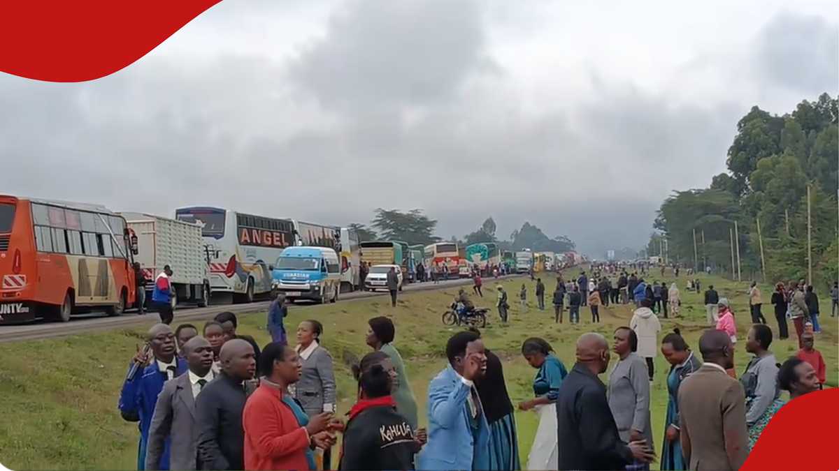 Nakuru: Passengers step off buses, sing and dance while waiting for ...