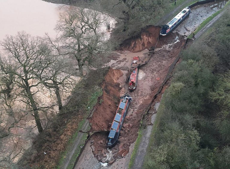 Dijkbreuk zet kanaal droog in VK, boten staan vast op de bodem
