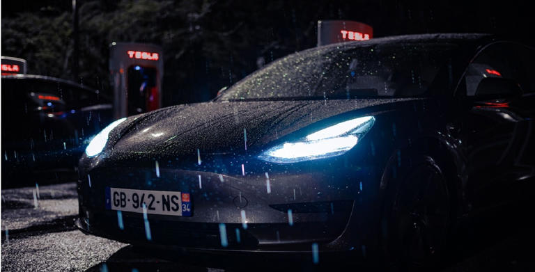 Kan regn ødelegge elbilen din? Dette bør alle elbilister vite