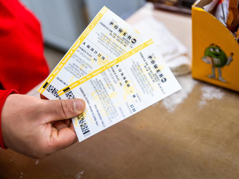 Powerball jackpot climbs to $1.6 billion ahead of Monday's drawing: See ...