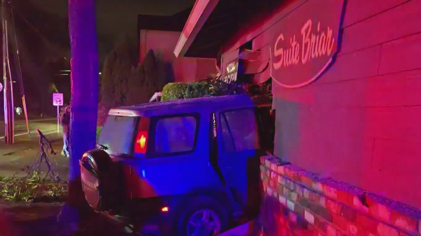 Car crashes into Gresham apartment early Monday morning