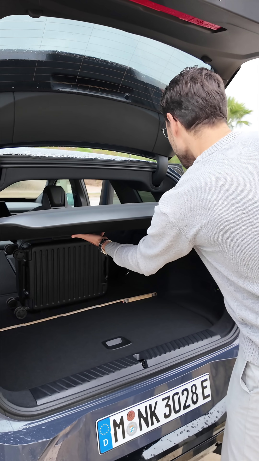 Huge trunk cover in the BMW iX3?