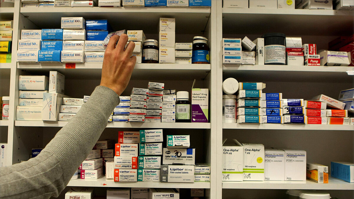 Pharmacist who allowed unsupervised student to dispense medicines suspended