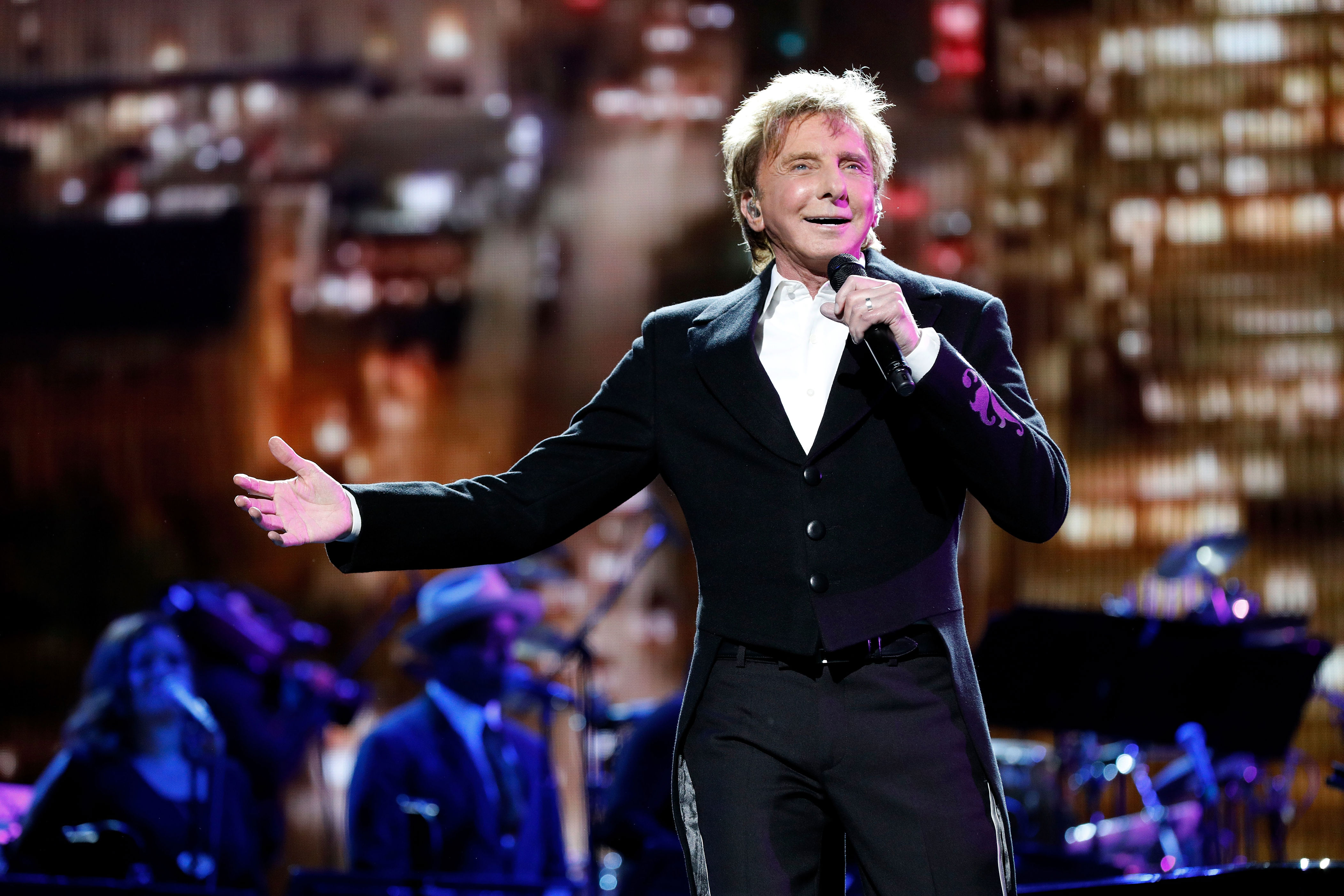 How old is Barry Manilow? American singer reveals lung cancer diagnosis
