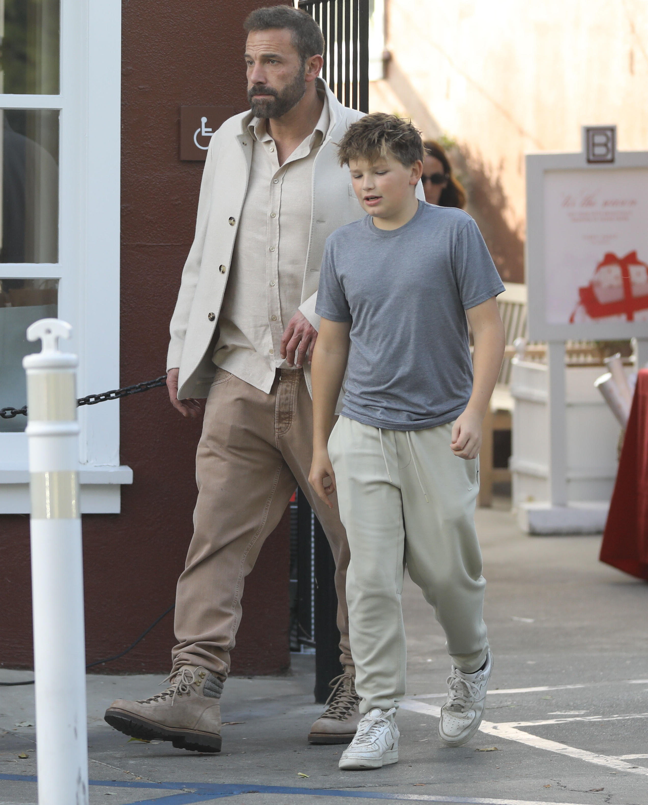 Exes Jennifer Lopez and Ben Affleck reunite for holiday shopping trip ...