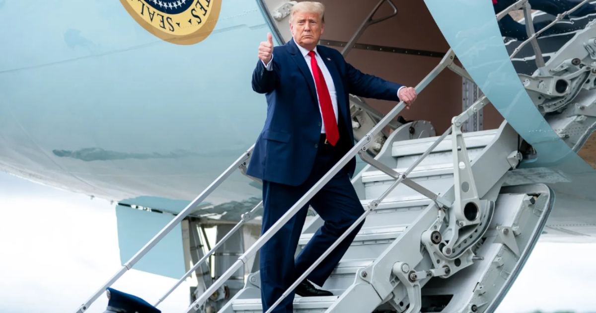 Body language expert decodes Trump’s awkward Air Force One gesture ...