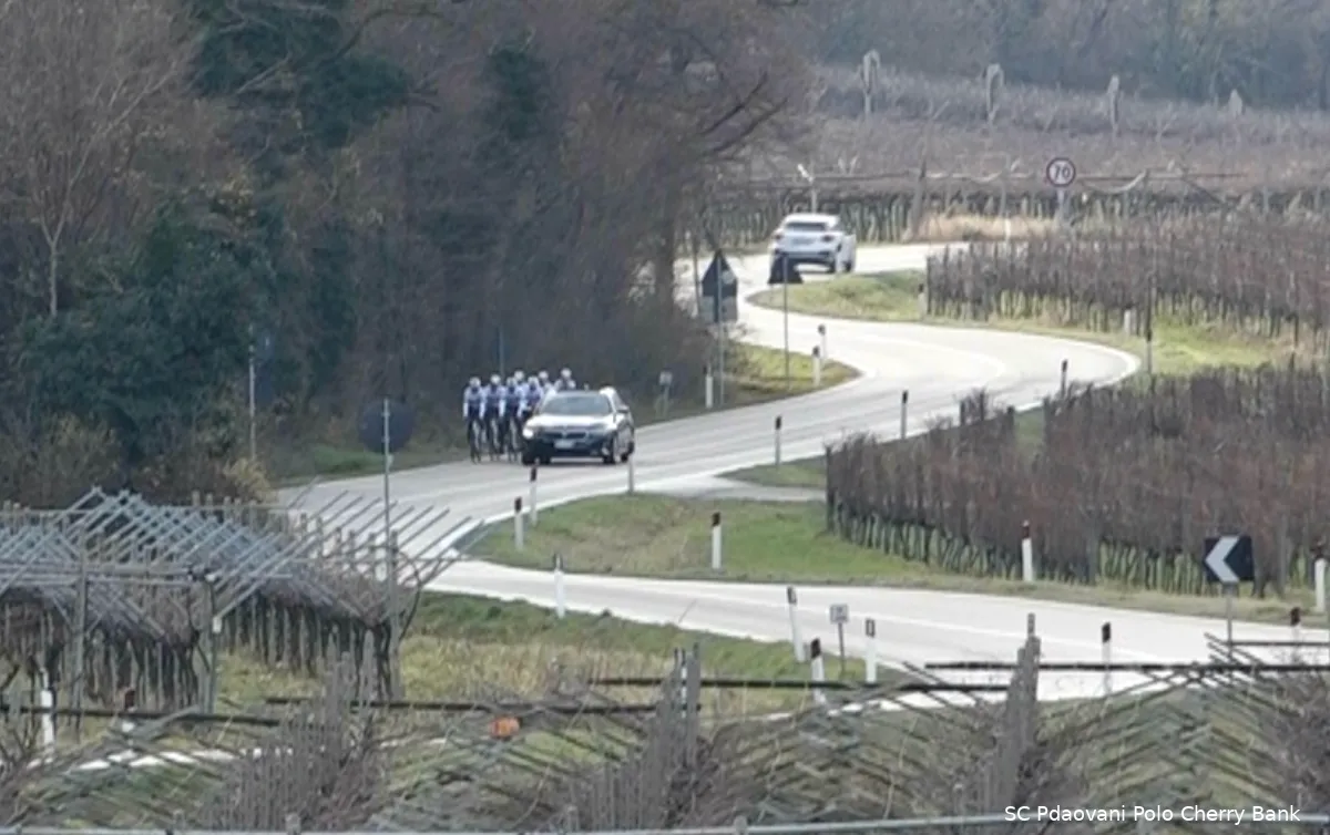 🎥 Shock in Italy as cycling team is fired upon by passing driver during ...