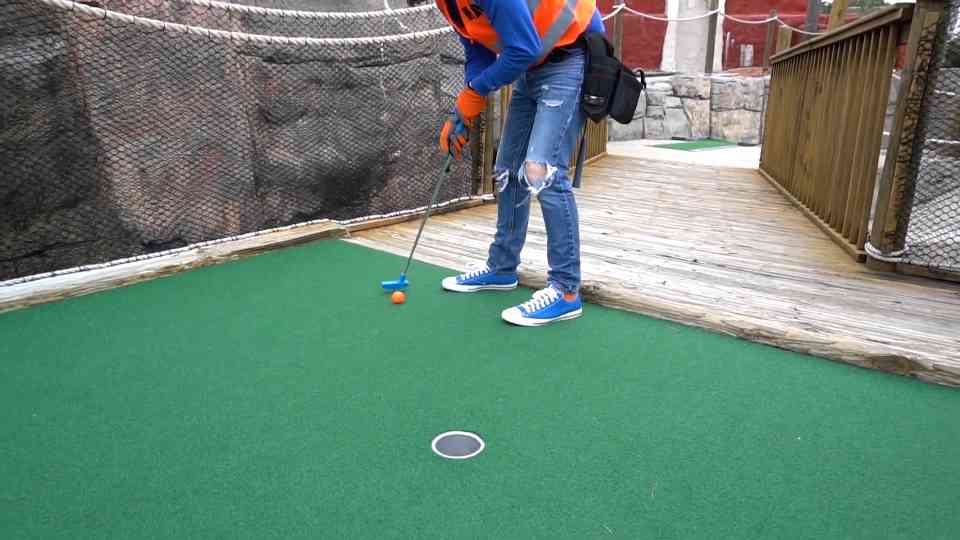 Treasure hunt mini golf with Handyman Hal