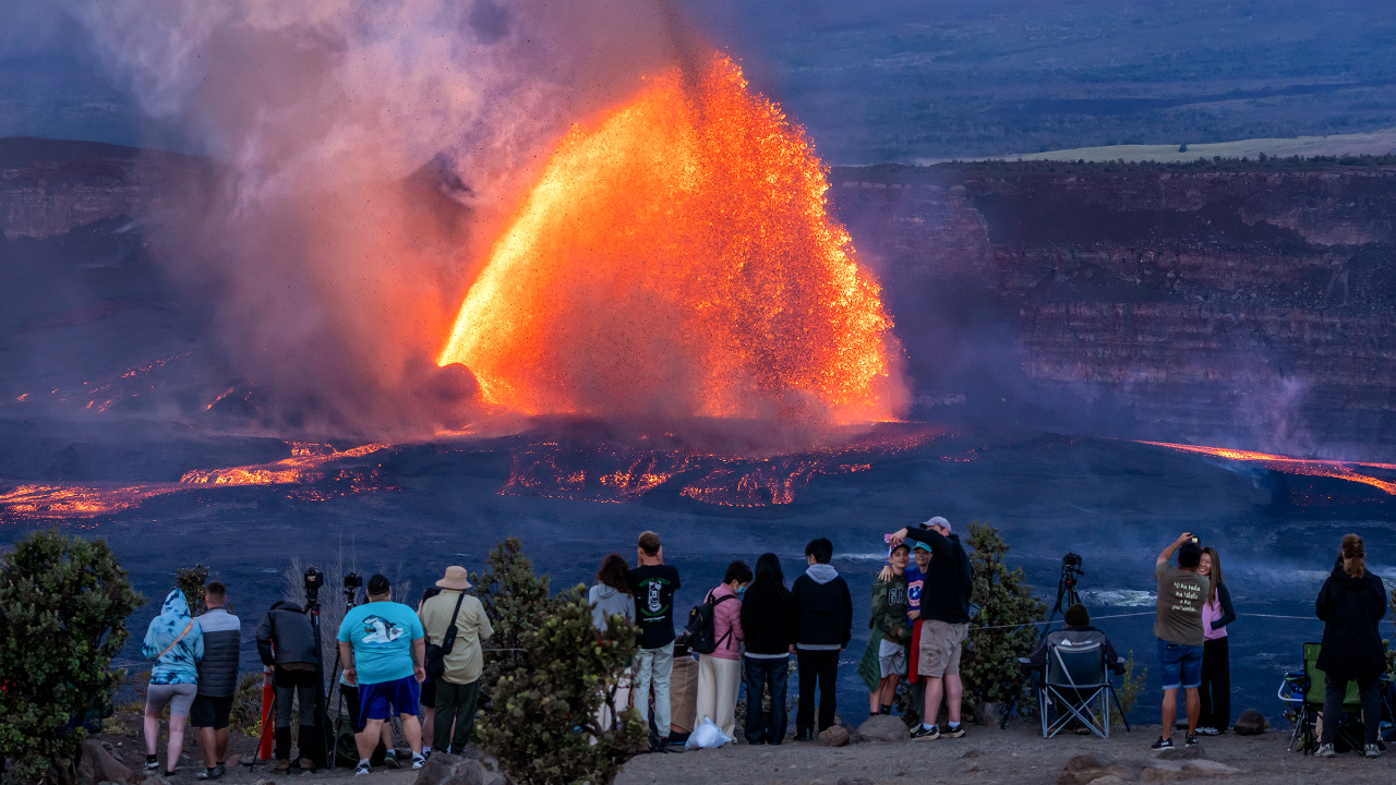 USGS issues alert as 1,500-foot lava blast feared—thousands near ...