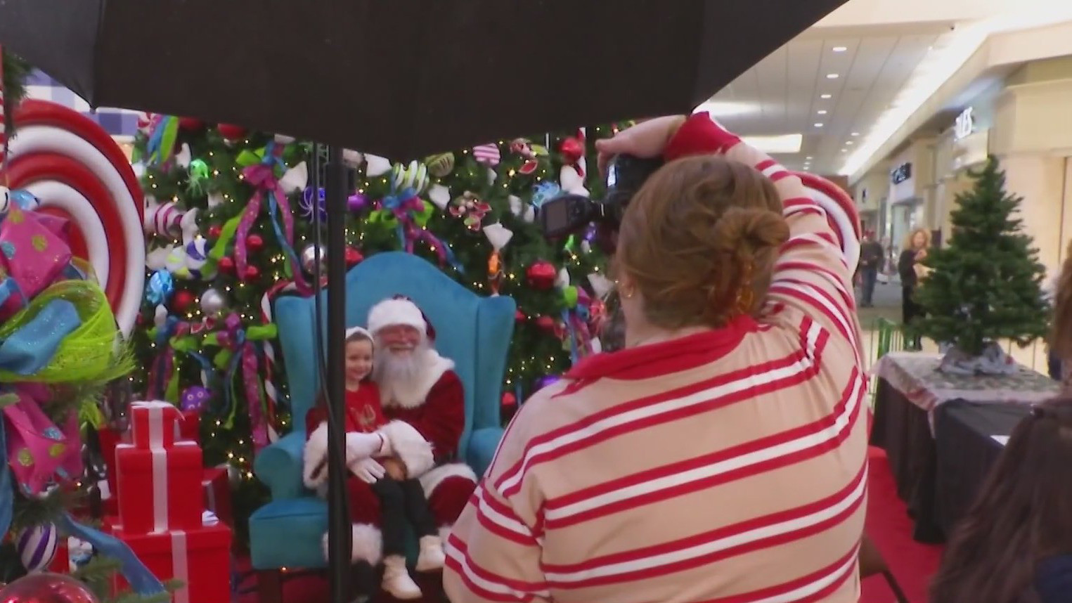 Shoppers get in last minute shopping at Huntington Mall