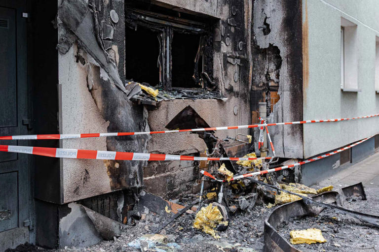 Fassade von Mehrfamilienhaus brennt komplett ab - zahlreiche Bewohner ...