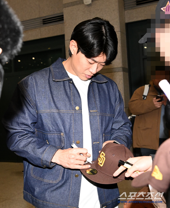 [포토] 송성문, 샌디에이고 모자에 사인