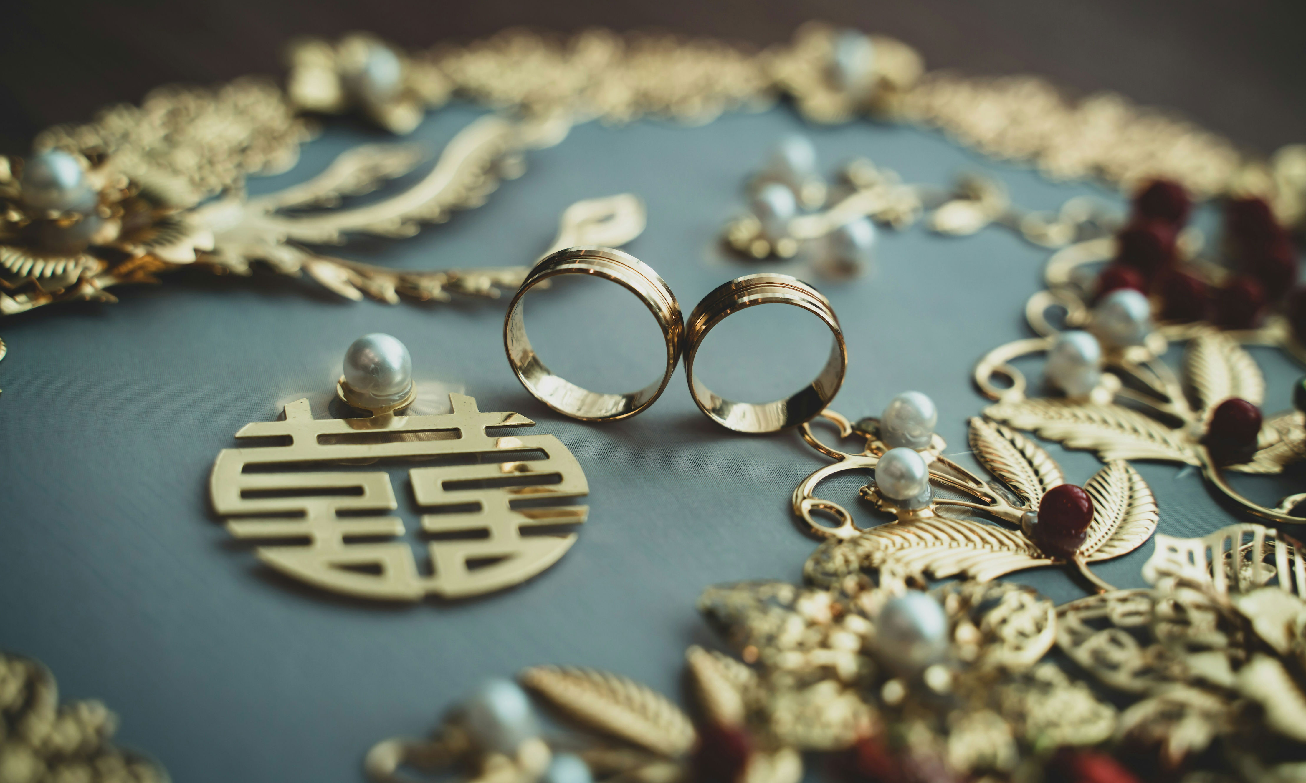 Man in China steals 1.7 kg of gold, hides it behind ancestral tombstone