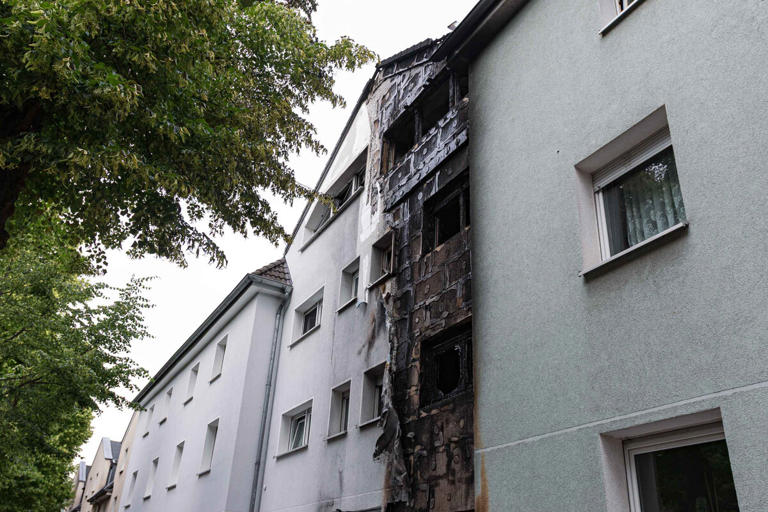 Fassade von Mehrfamilienhaus brennt komplett ab - zahlreiche Bewohner ...
